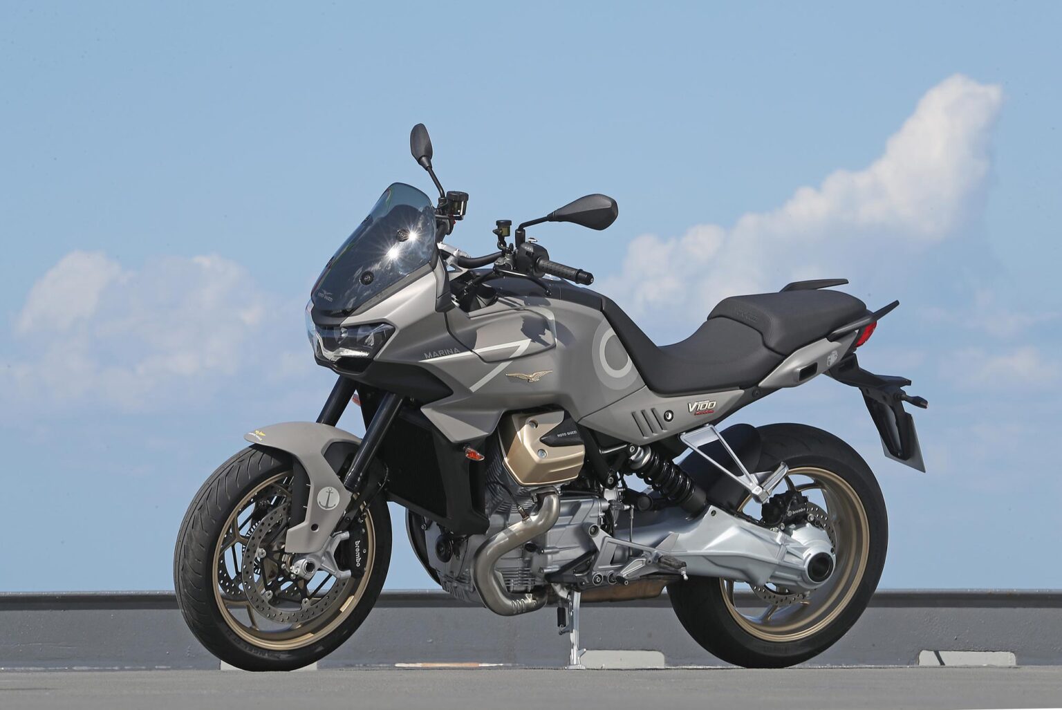 2023 Moto Guzzi V100 Mandello Aviazione Navale Guide | Total Motorcycle